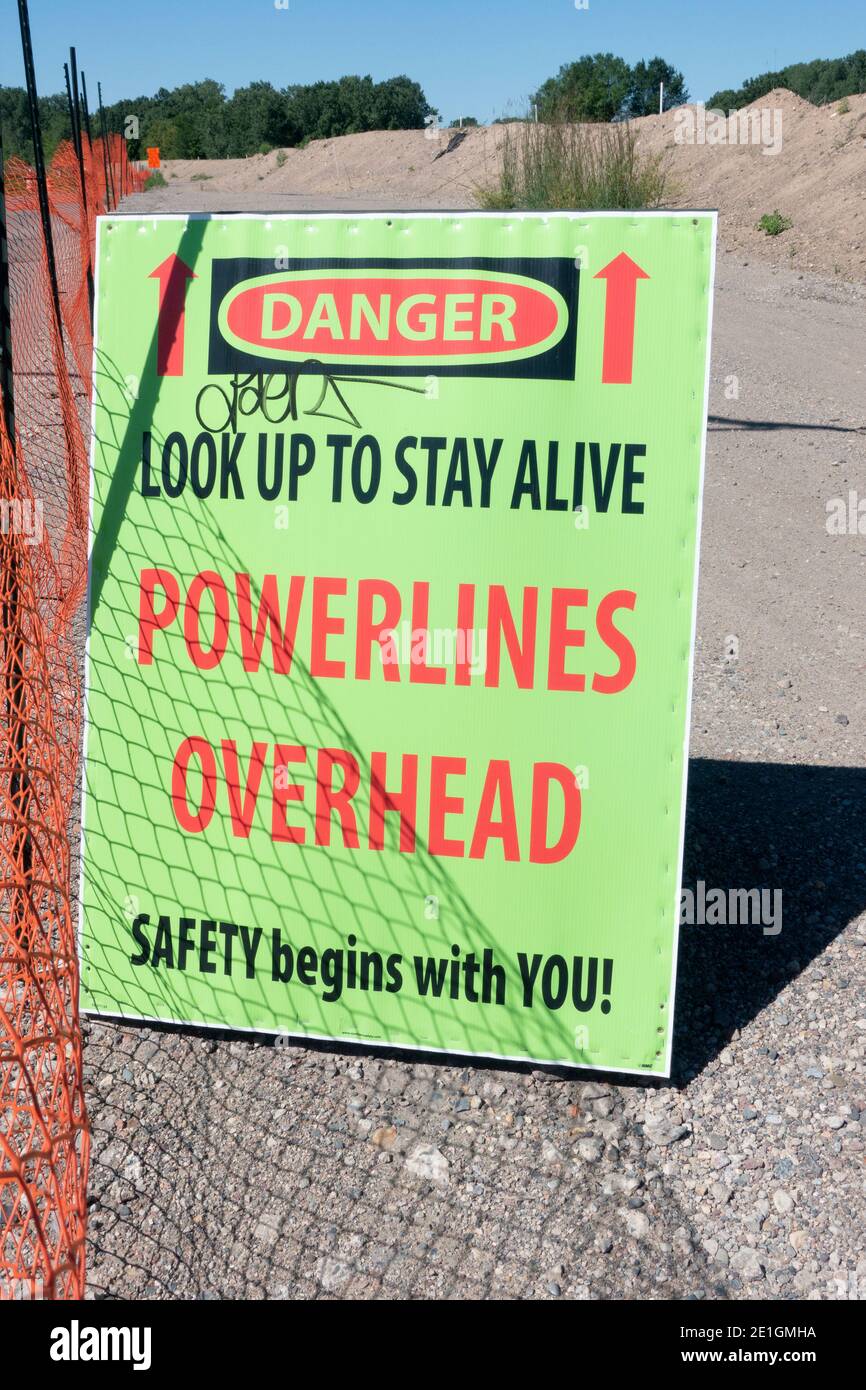 Overhead electricity warning sign hi-res stock photography and images ...