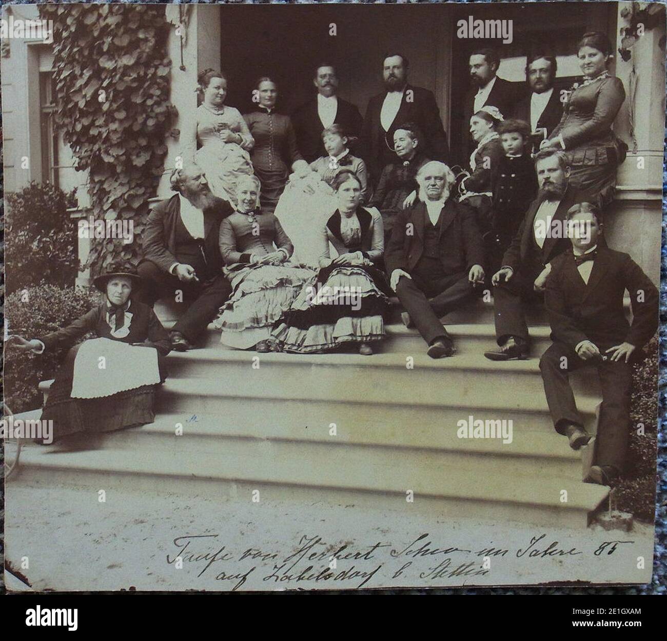 Louis Schwartzkopff mit seiner Familie bei der Taufe des Enkels Herbert ...