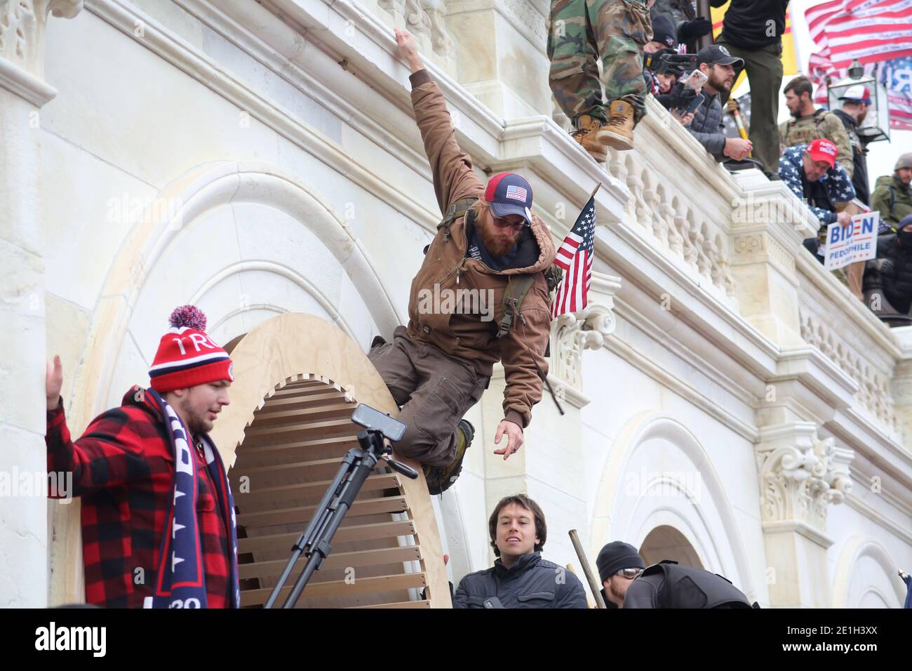 Law enforcement wearing masks hi-res stock photography and images - Alamy
