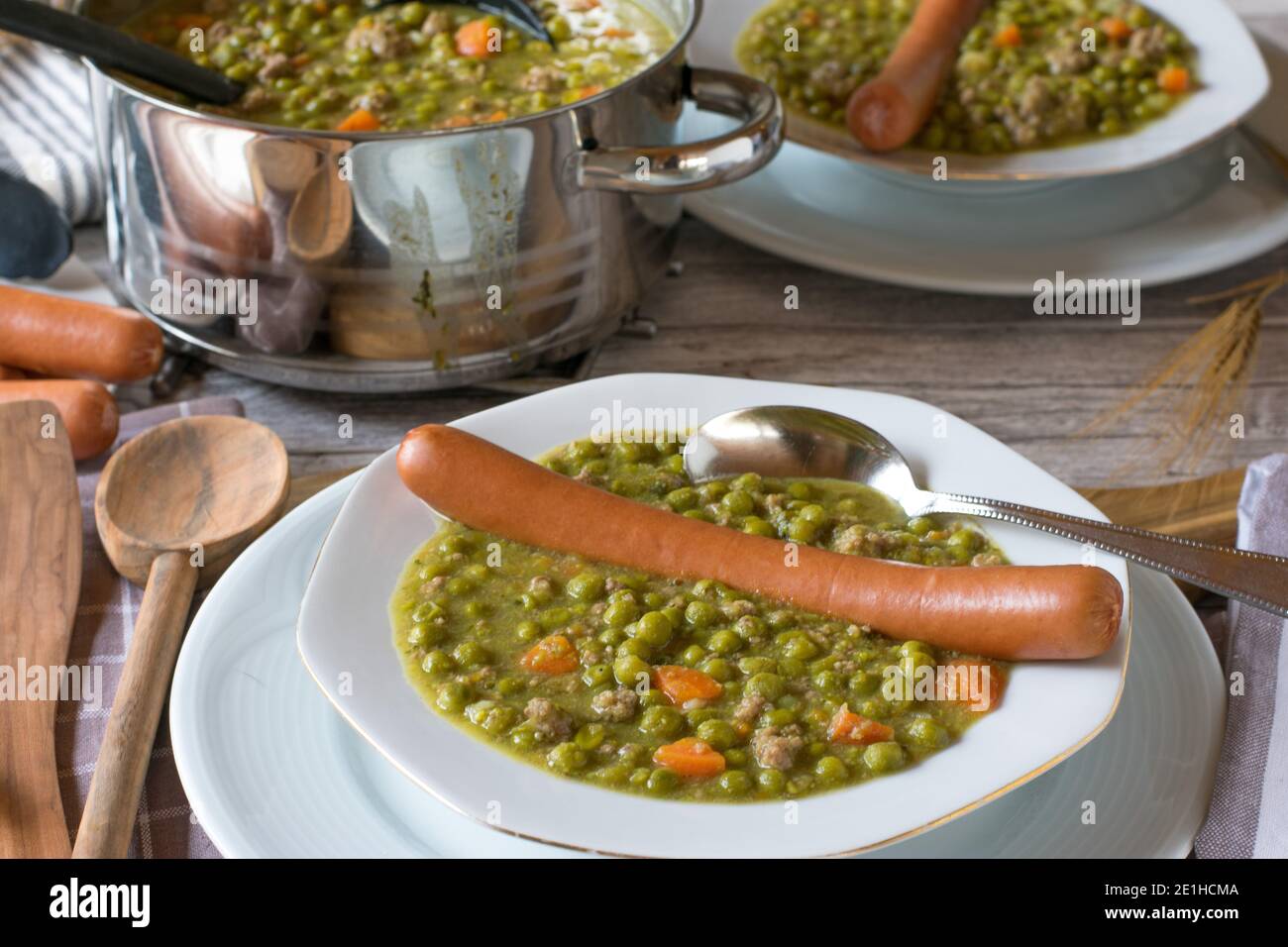 Dogs eating dinner table hi-res stock photography and images - Alamy