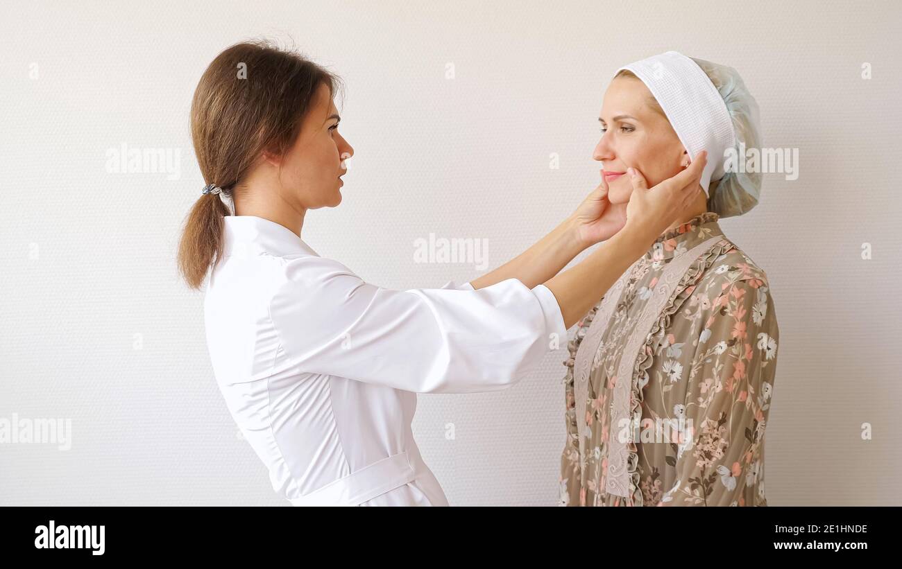 Hands under cheek hi-res stock photography and images - Alamy