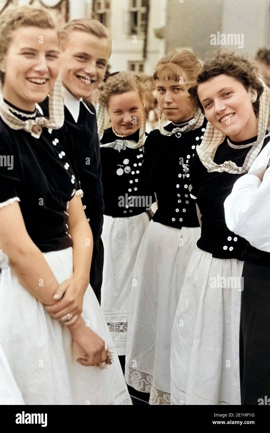 Frauen in Tracht beim Volksfest, Schleswig-Holstein, Deutschland ...