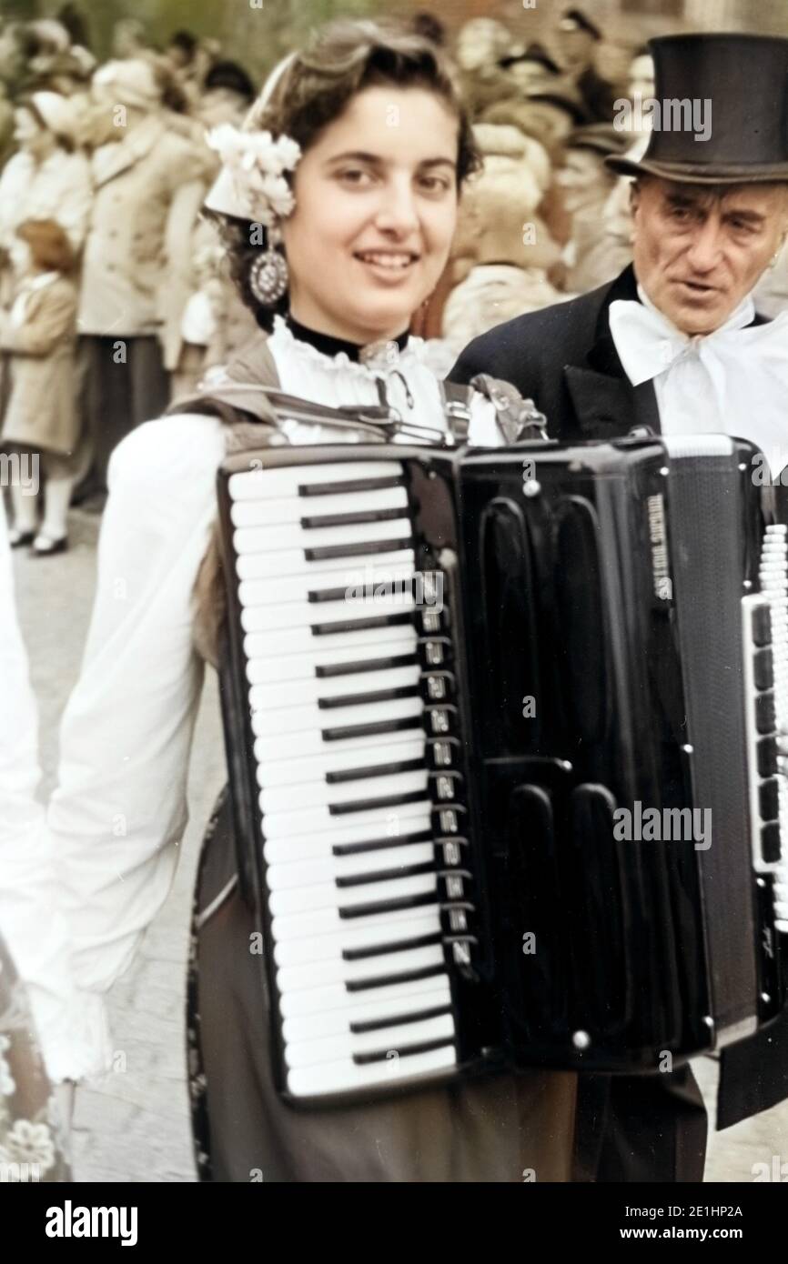 Frau mit Akkordeon beim Volksfest, Schleswig-Holstein, 1960er Jahre ...