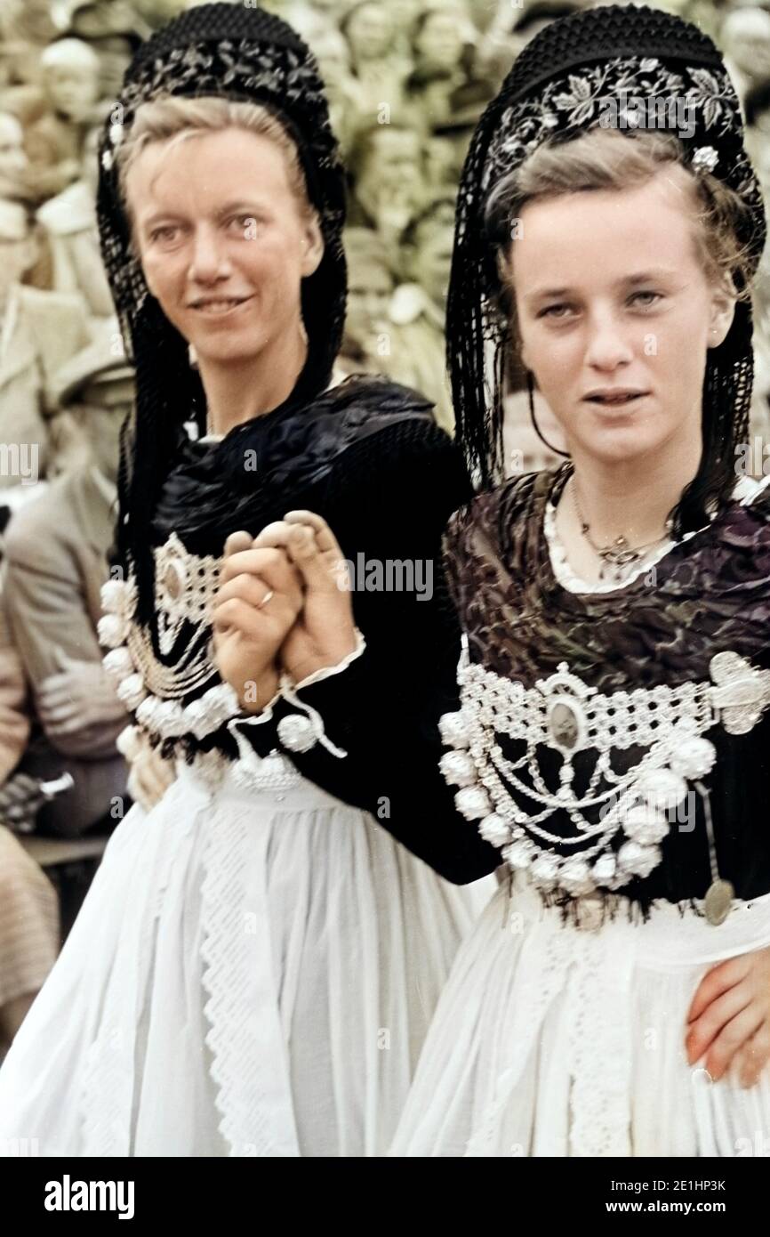 Frauen in Tracht beim Volksfest, Schleswig-Holstein, Deutschland ...