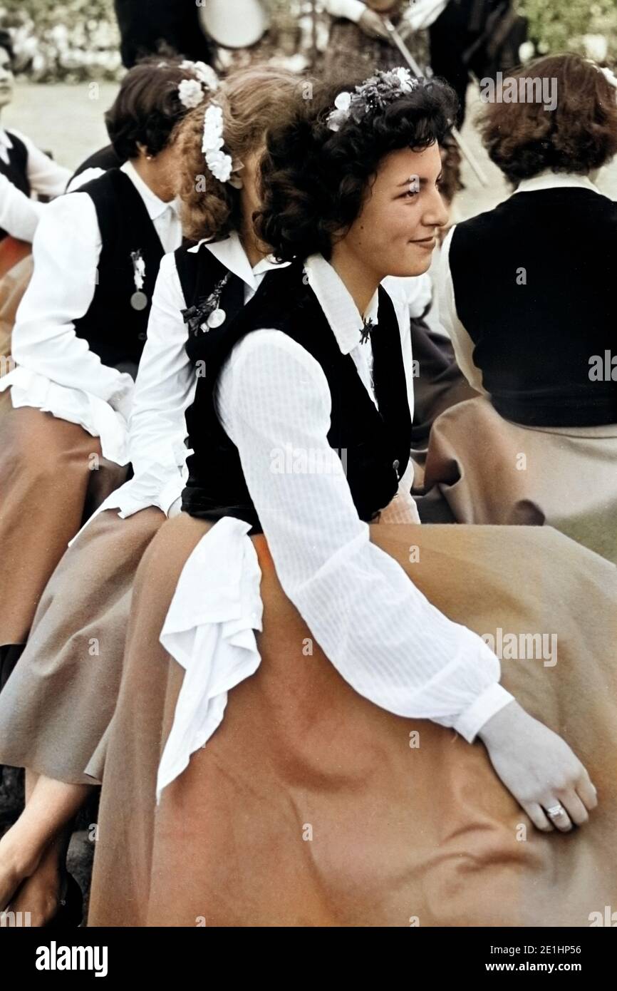 Frauen in Trachtenkleidung beim Volksfest, Schleswig-Holstein ...