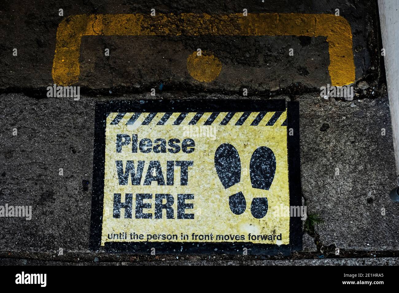 Please wait here sign hi-res stock photography and images - Alamy