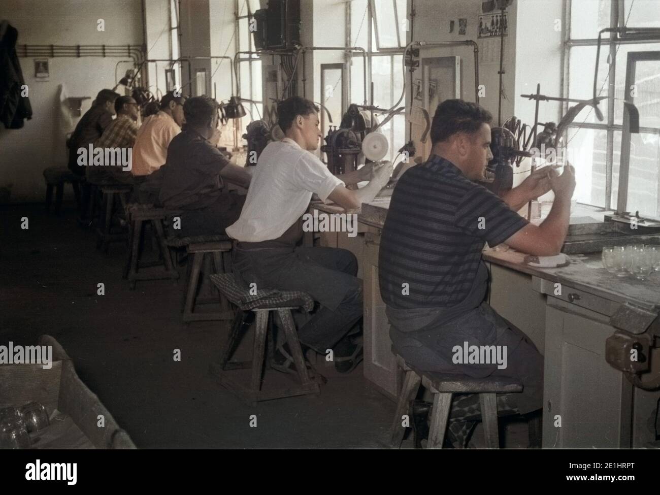 Germany - Deutschland ca. 1950, Bayrischer Wald, Arbeiter in der ...