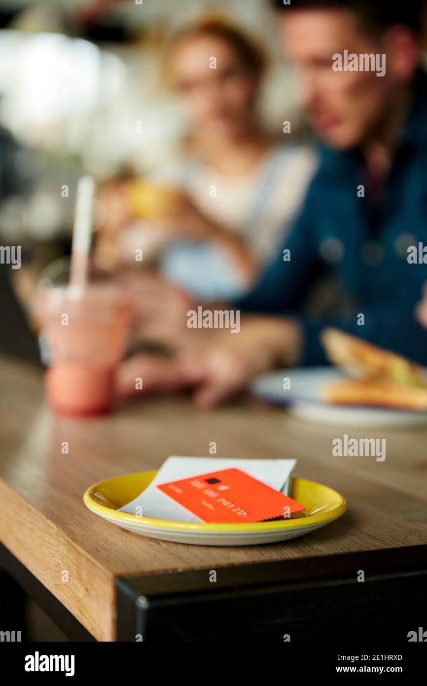 Till receipt woman hi-res stock photography and images - Alamy