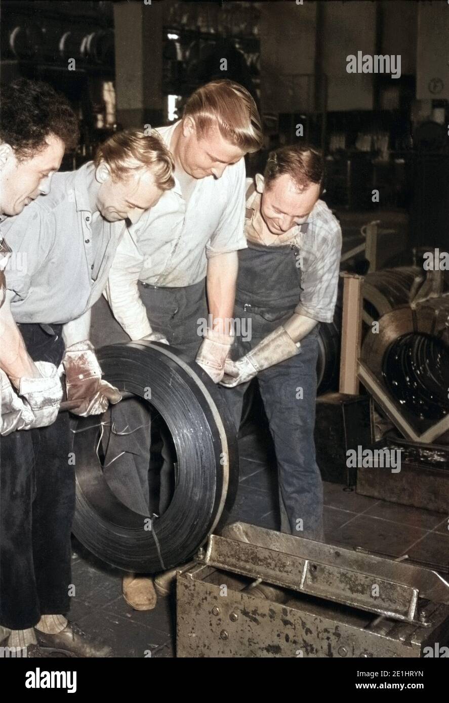 VW Werk 1962 - VW Werk, Wolfsburg, 1962. VW Käfer Fertigung - In der ...