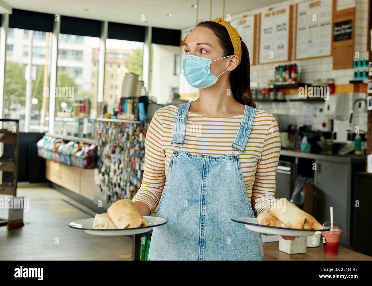Person holding two plates hi-res stock photography and images - Alamy