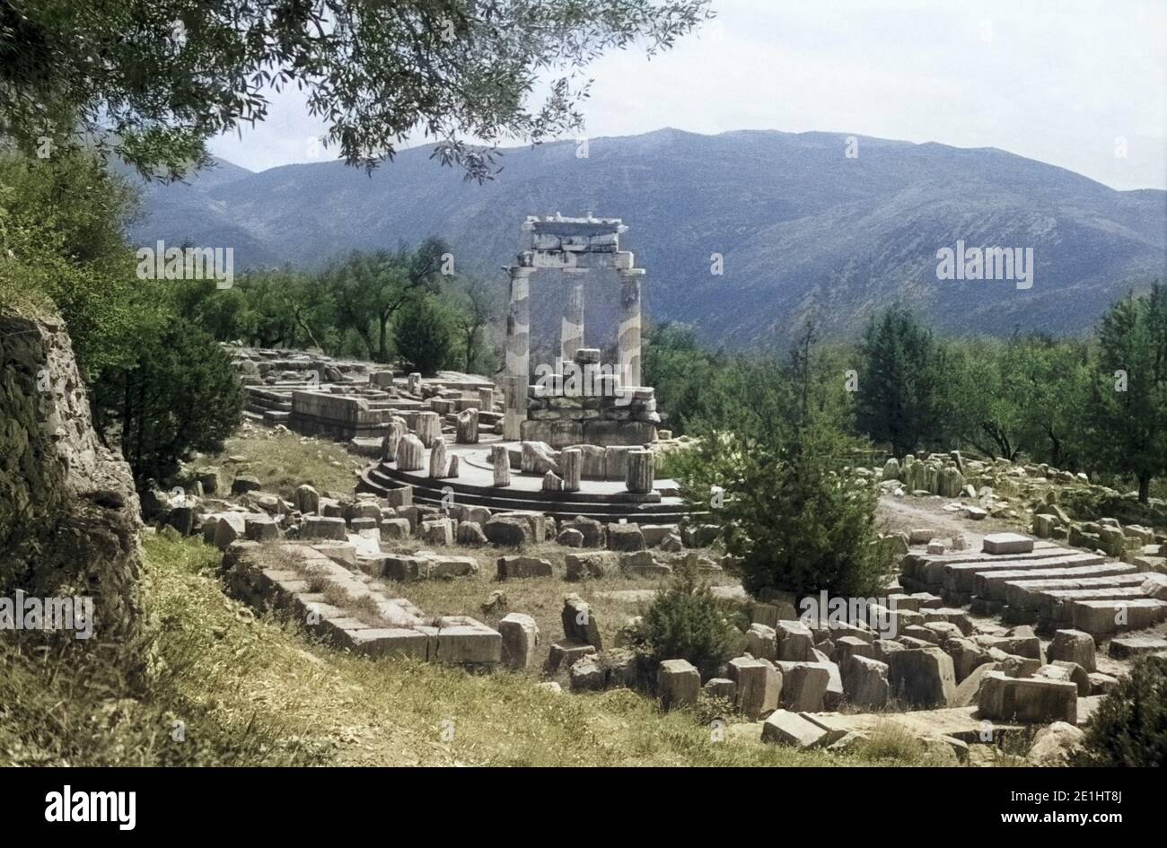 Blick auf das antike Bauwerk der Tholos von Delphi, Griechenland 1950er ...