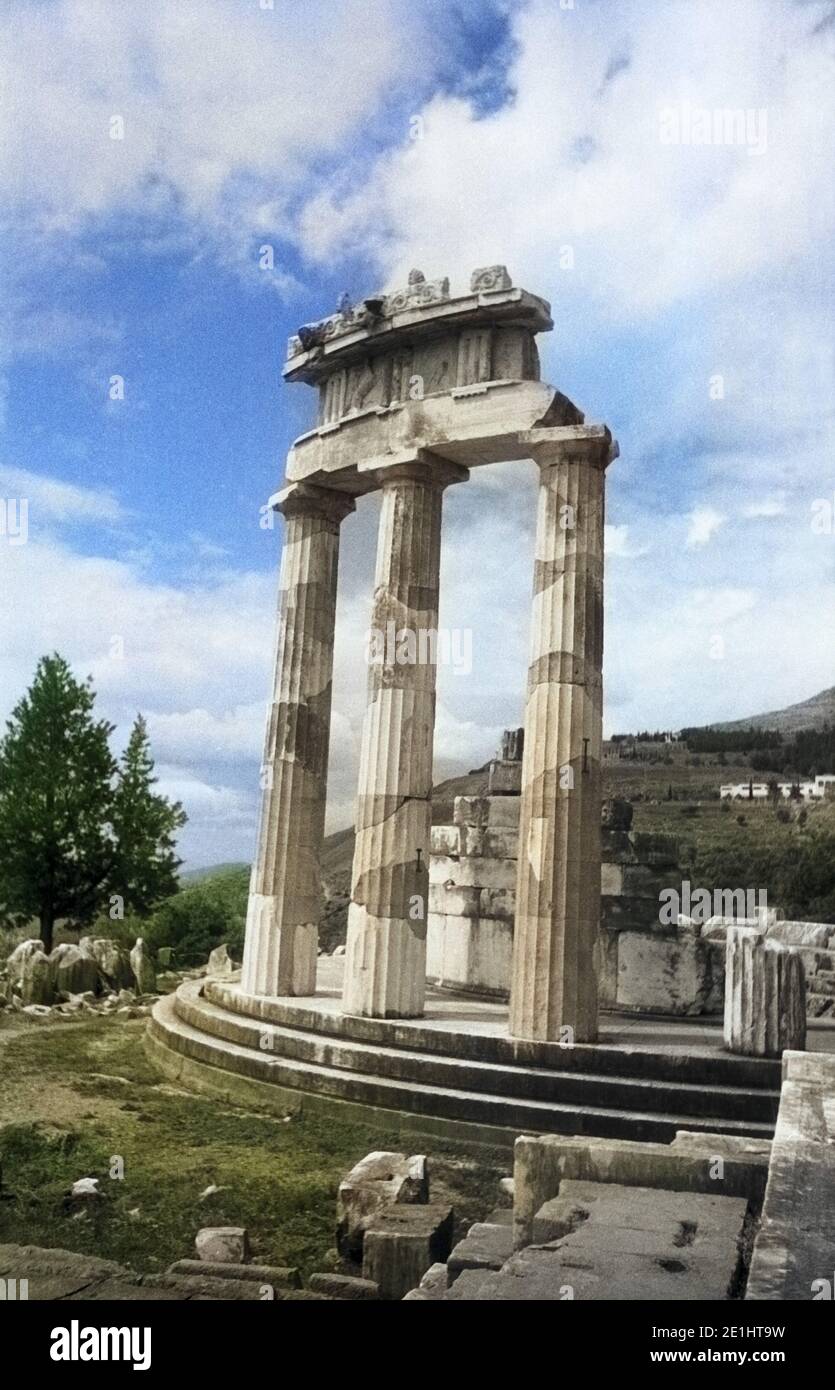 Blick auf das antike Bauwerk der Tholos von Delphi, Griechenland 1950er ...