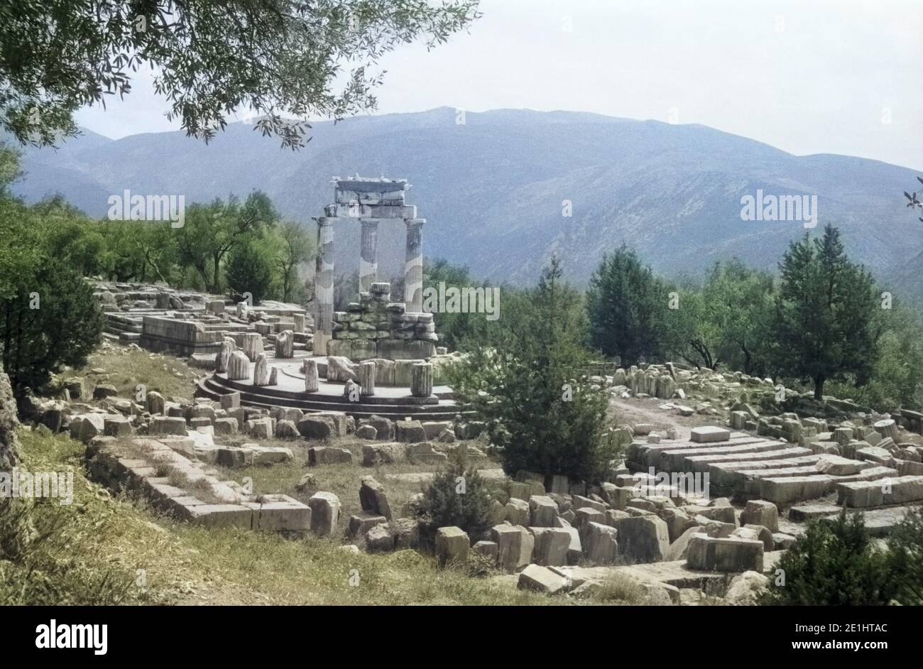 Blick auf das antike Bauwerk der Tholos von Delphi, Griechenland 1950er ...