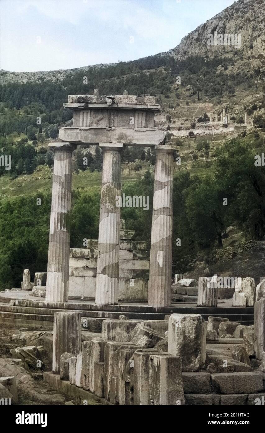 Blick auf das antike Bauwerk der Tholos von Delphi, Griechenland 1950er ...