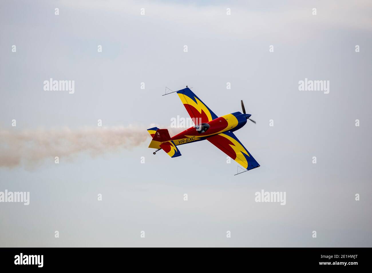 Plane doing aerobatic tricks hi-res stock photography and images - Alamy