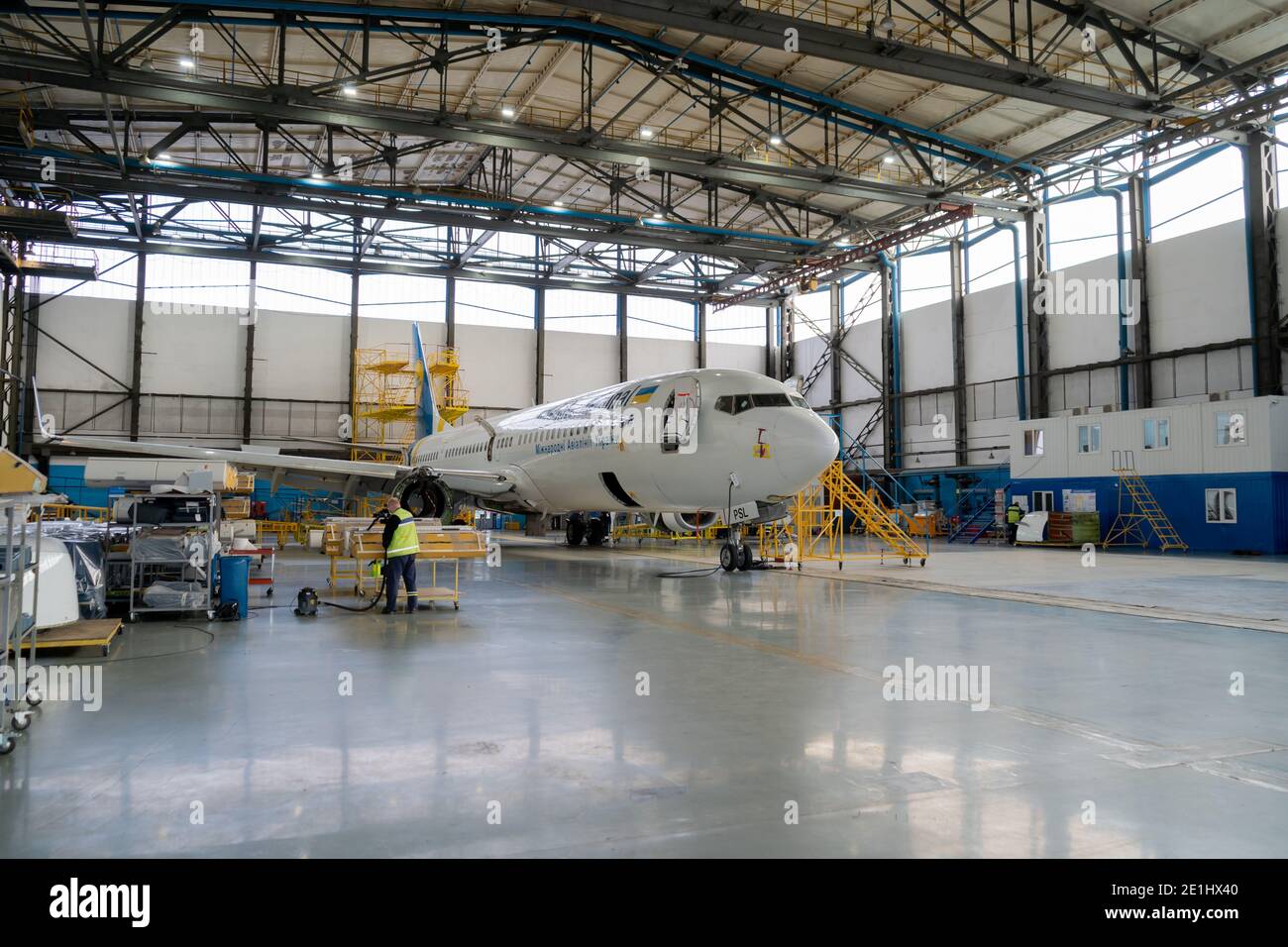 Airplane in a hangar hi-res stock photography and images - Alamy