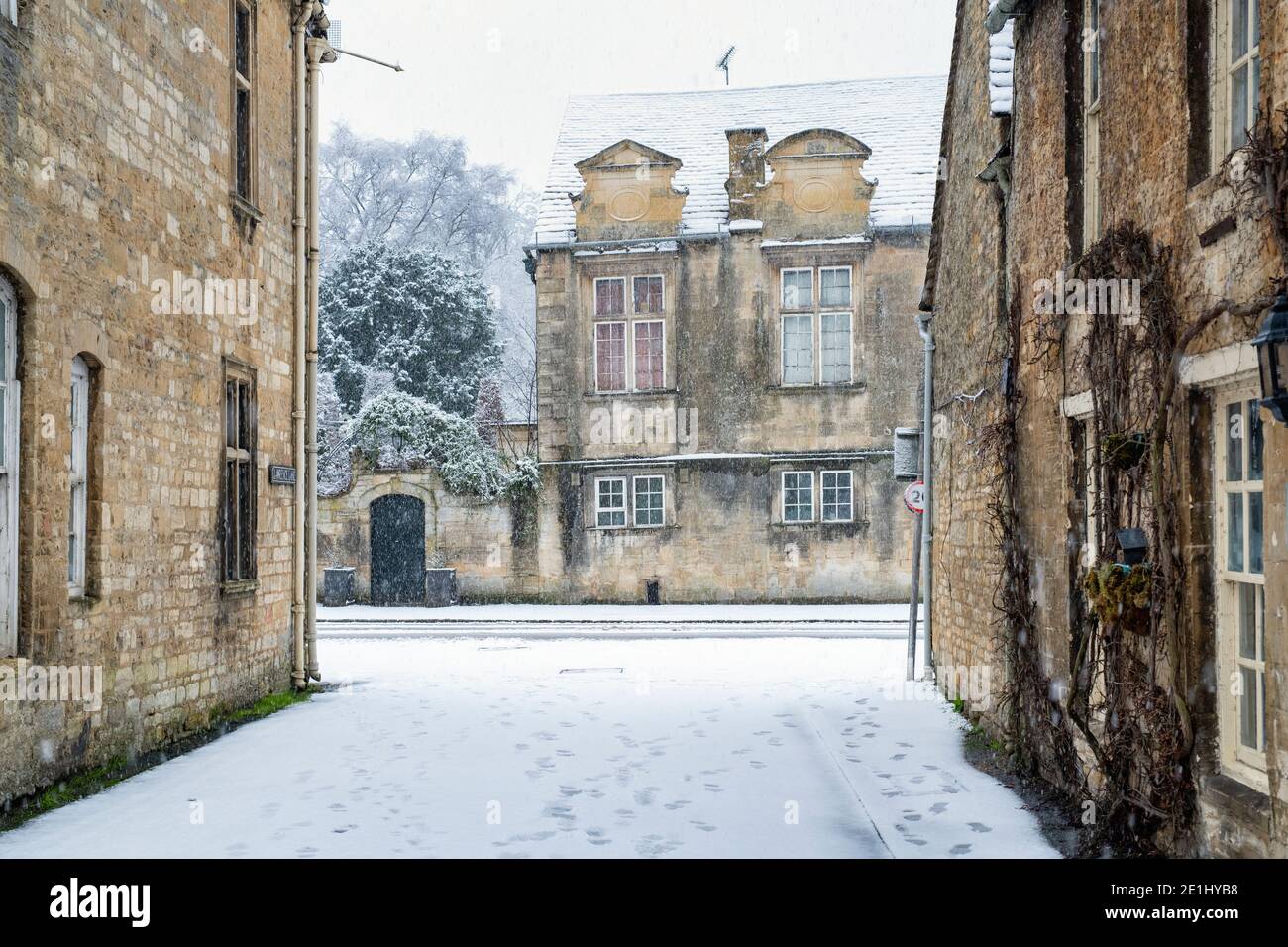 Lawrence lane in the December snow. Burford, Cotswolds, Oxfordshire ...