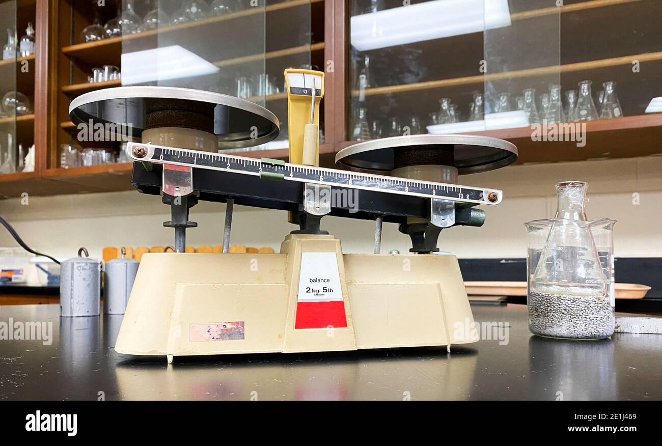 Laboratory scale hi-res stock photography and images - Alamy