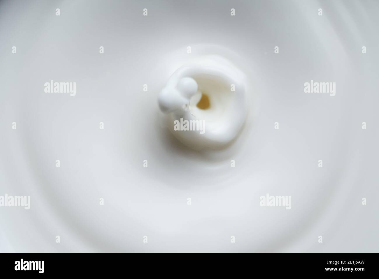 Cream splash circle hi-res stock photography and images - Alamy