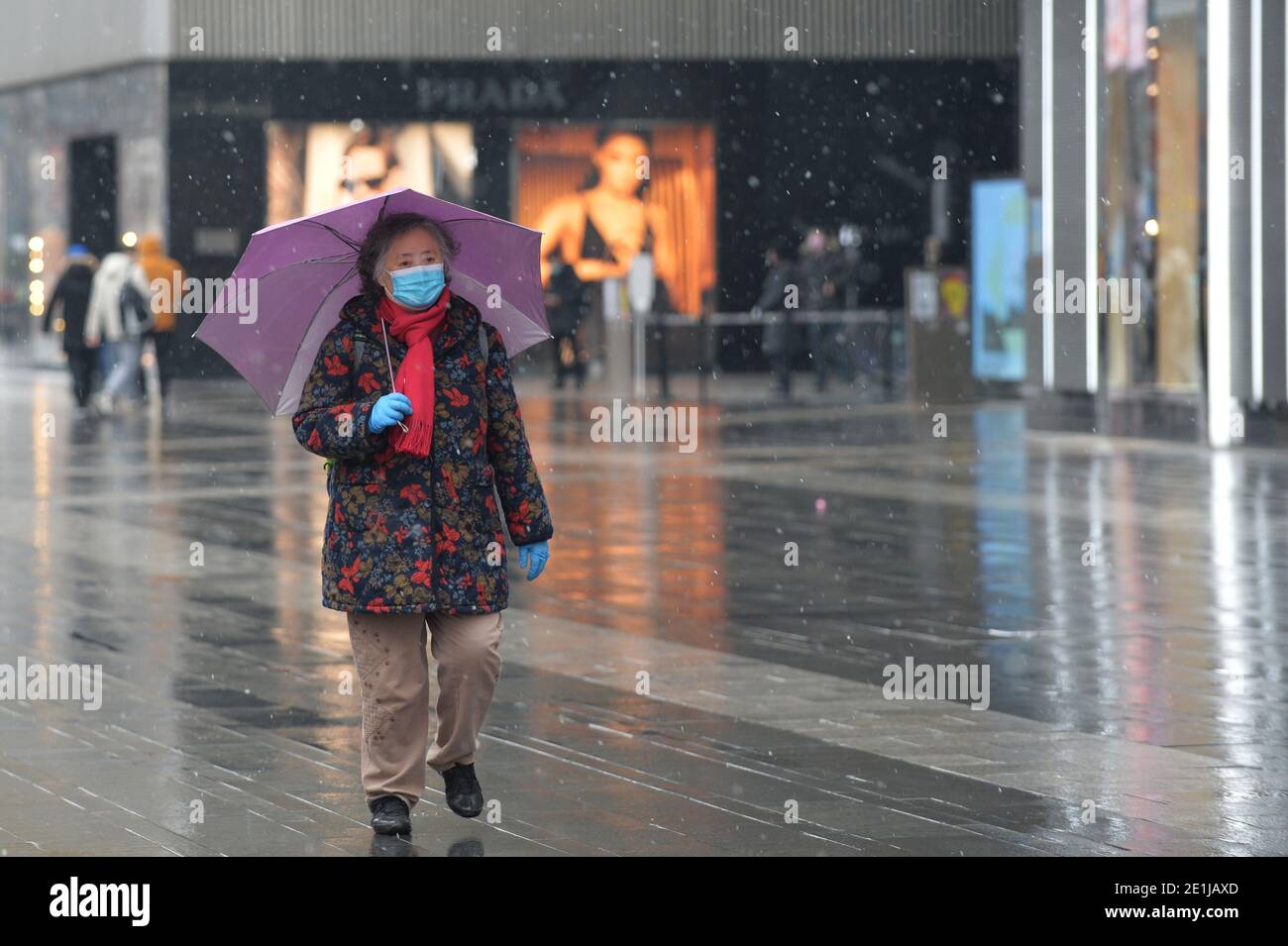 Chengdu, China's Sichuan Province. 7th Jan, 2020. A citizens holds an ...