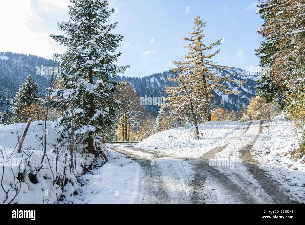 Wintry crossroads hi-res stock photography and images - Alamy