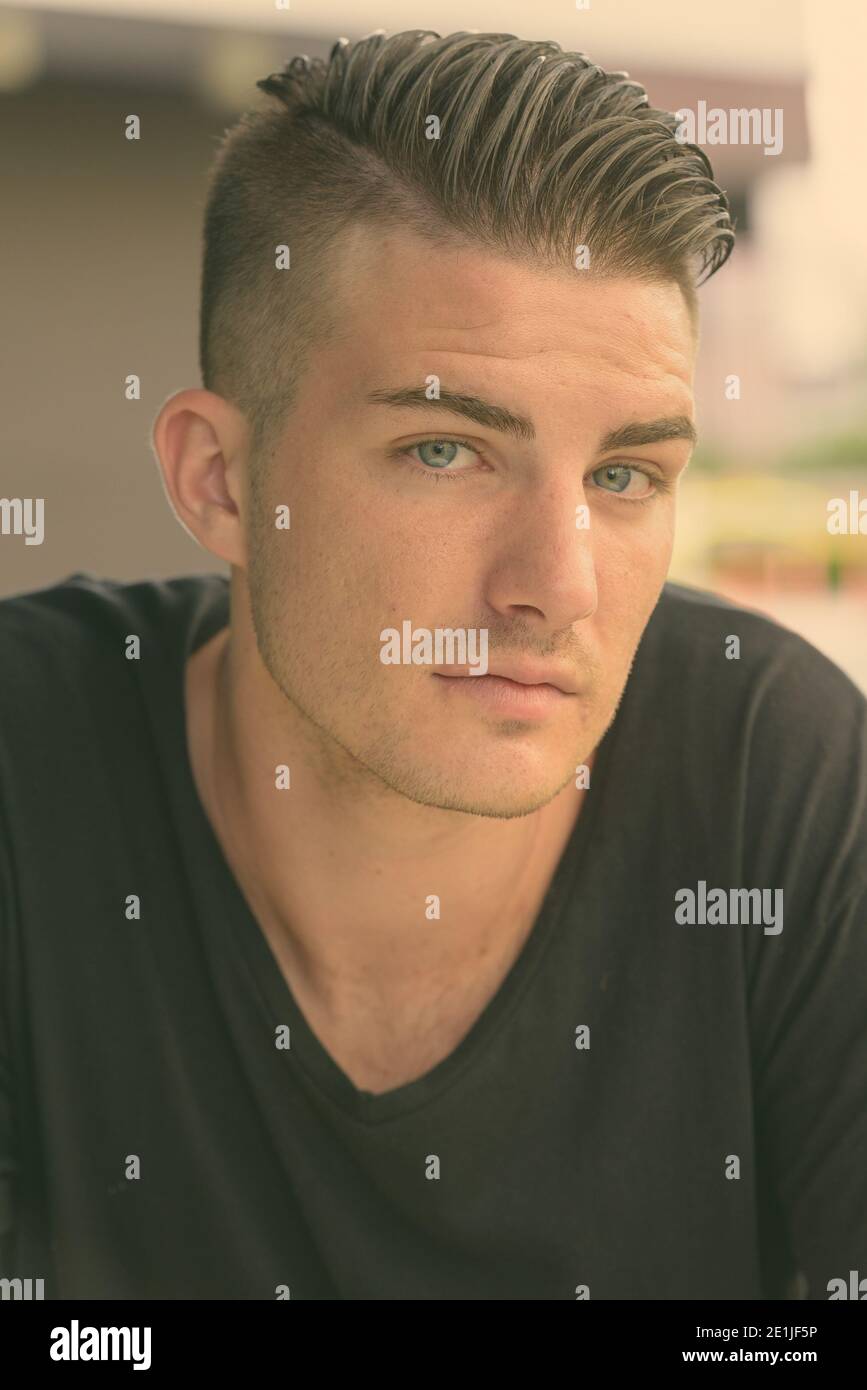 Sitting face to face hi-res stock photography and images - Alamy