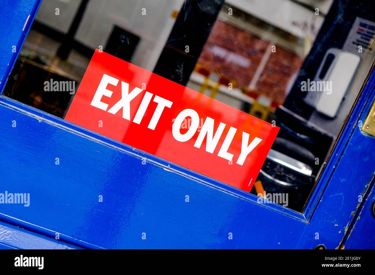 Entrance closed sign hi-res stock photography and images - Alamy