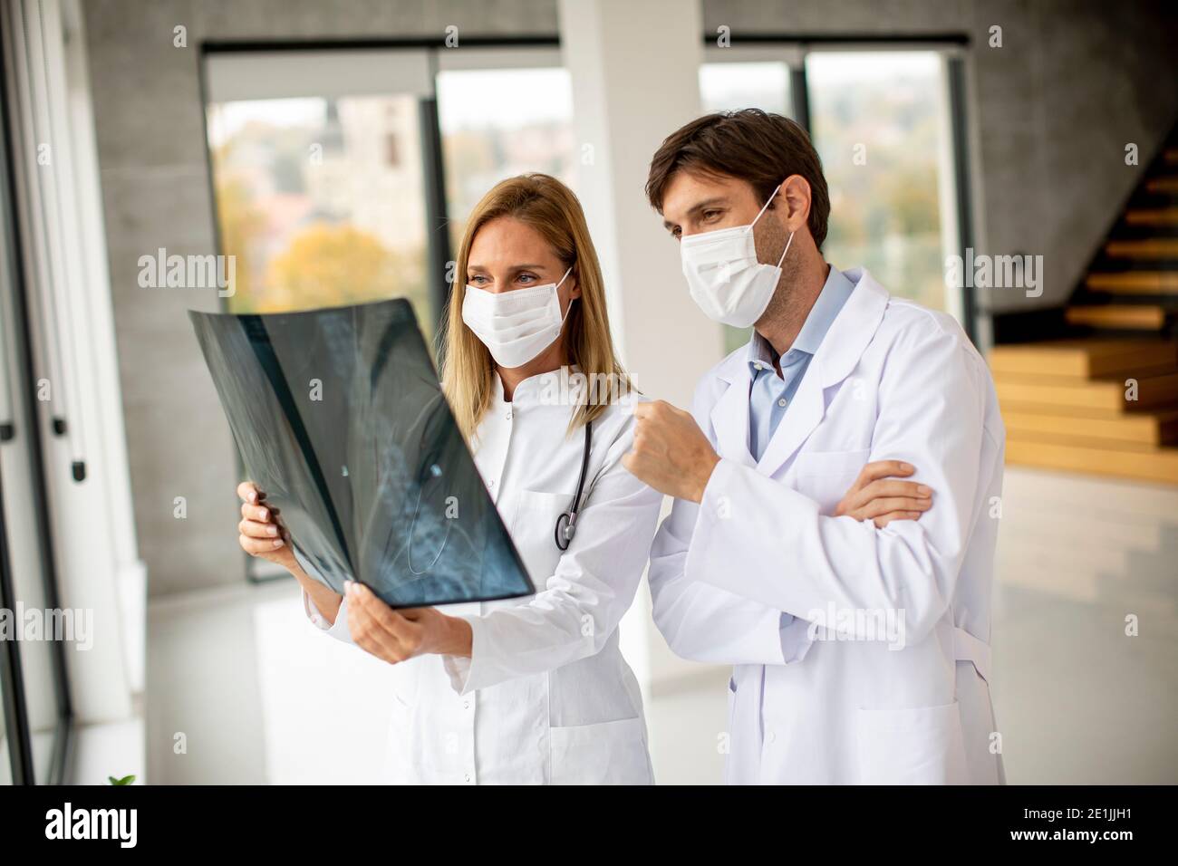 Doctors examining xray scan hi-res stock photography and images - Alamy