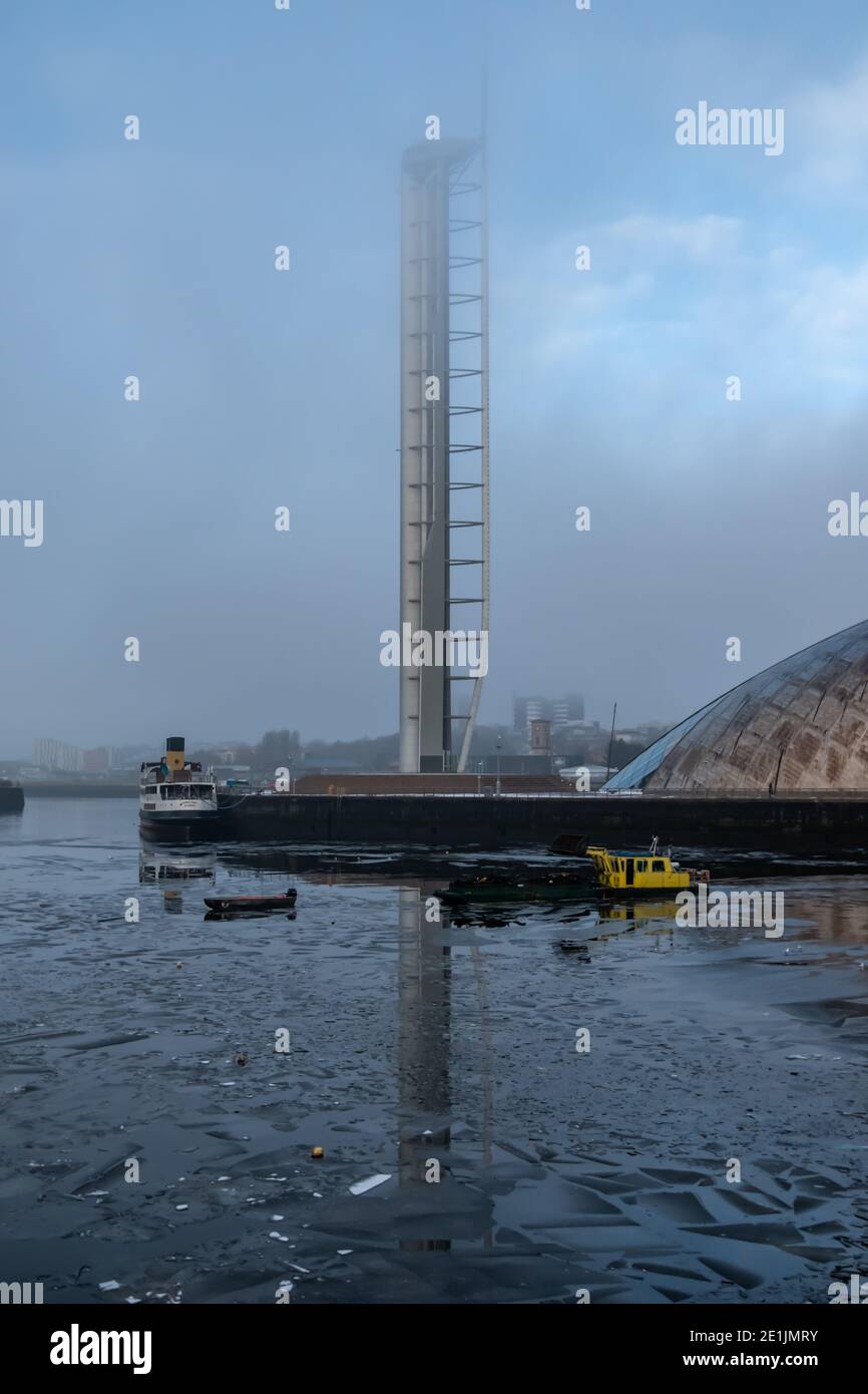 Glasgow, Scotland, UK. 7th January, 2021. UK Weather: A salvage boat ...