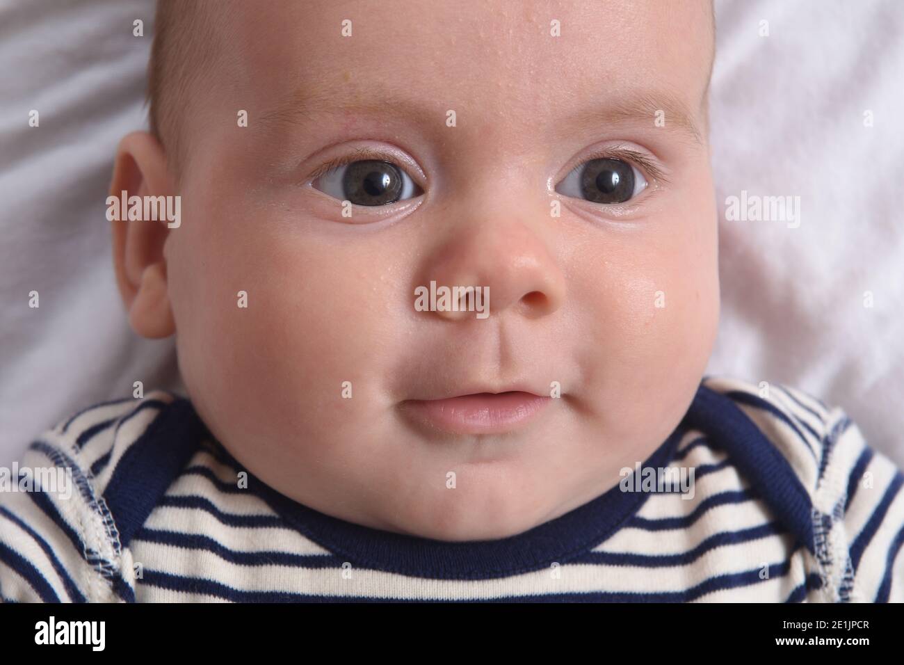 Look sideways hi-res stock photography and images - Alamy