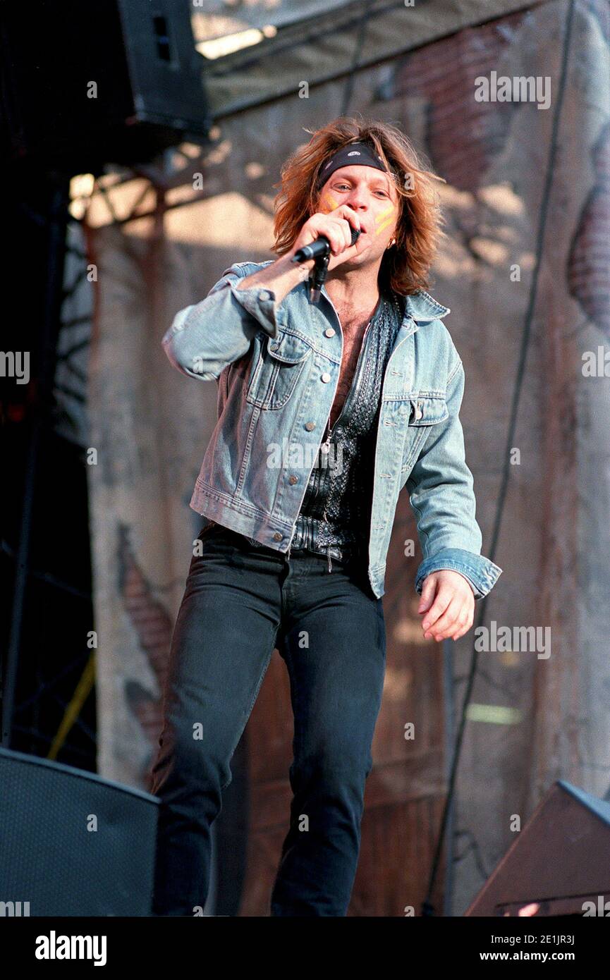 Concert wembley stadium 1995 hi-res stock photography and images - Alamy