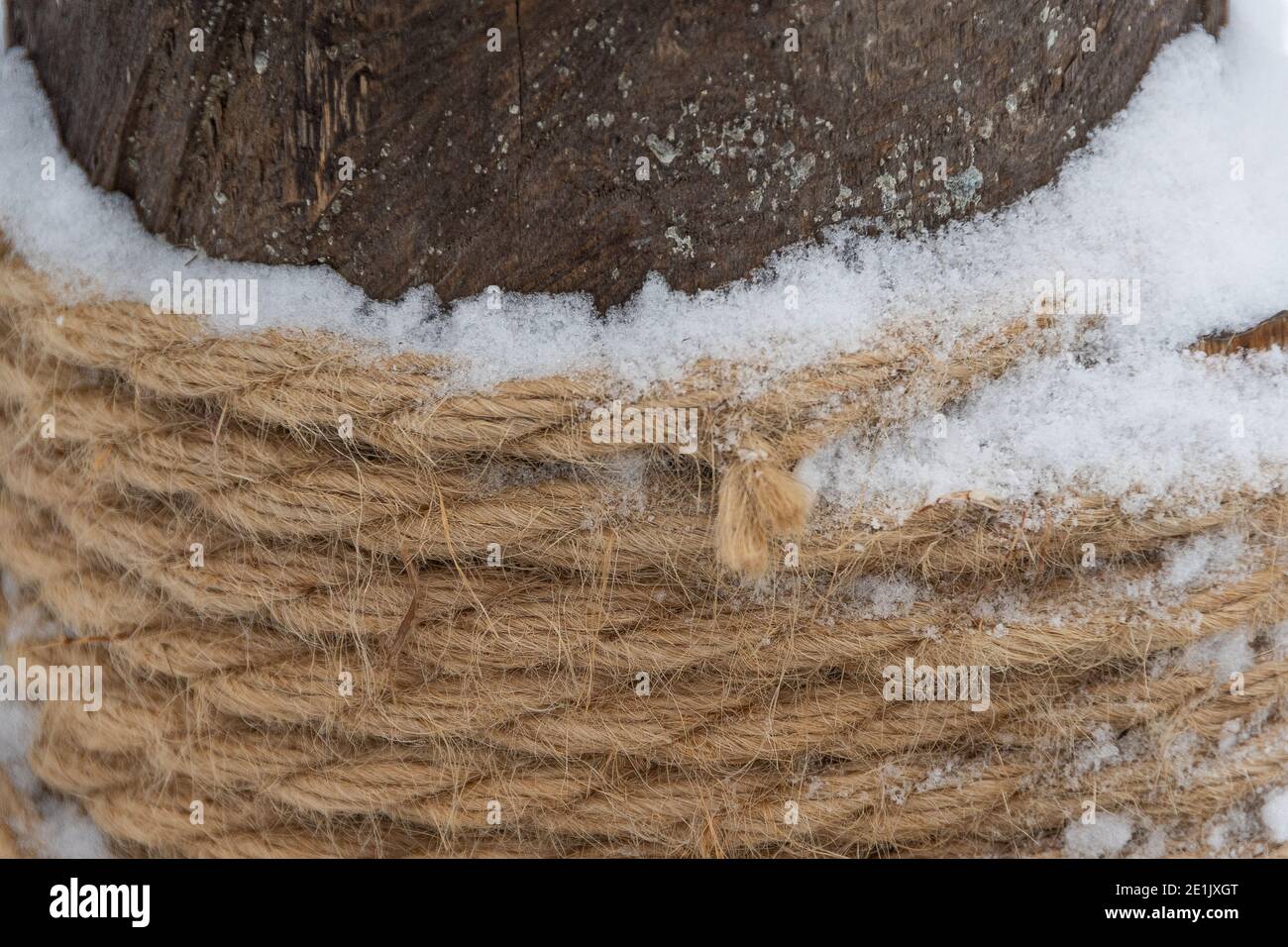 Wood logs tied rope hi-res stock photography and images - Alamy