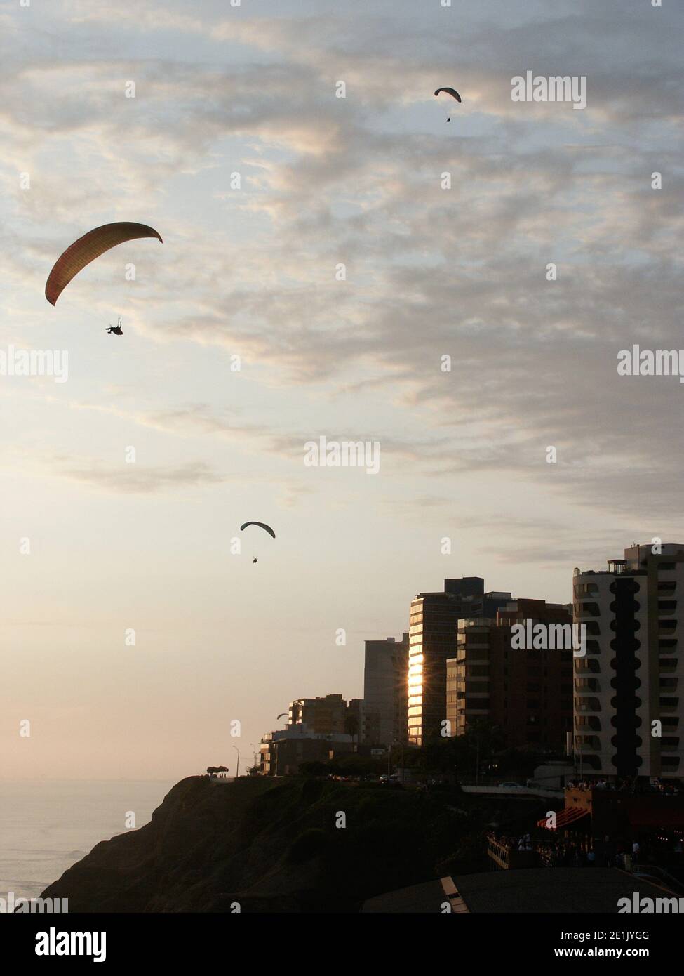 Paragliding in miraflores lima peru hi-res stock photography and images ...