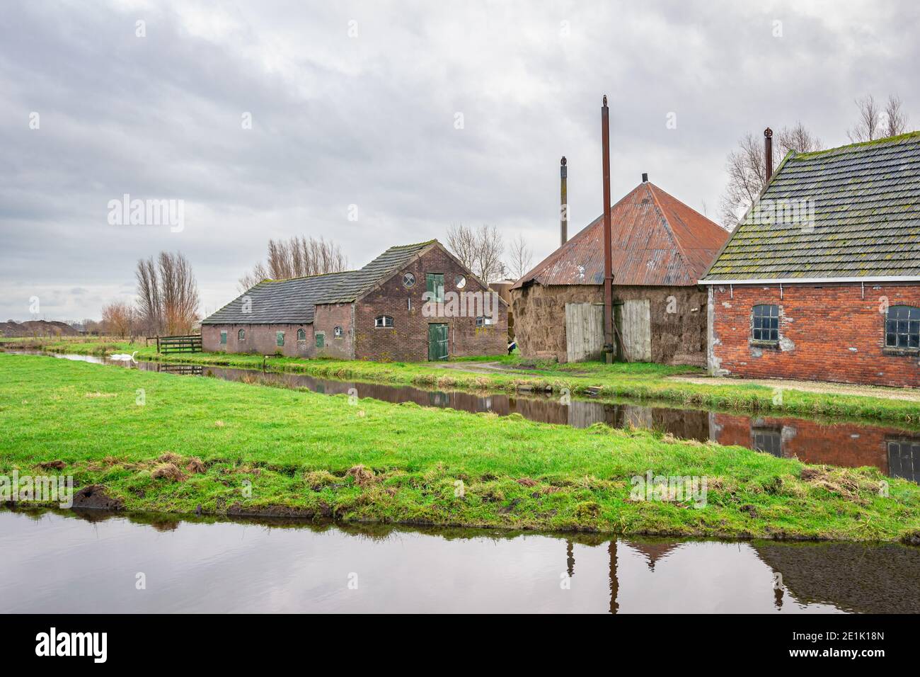 Old farm with barn and haystack in the Dutch polder landscape Stock ...