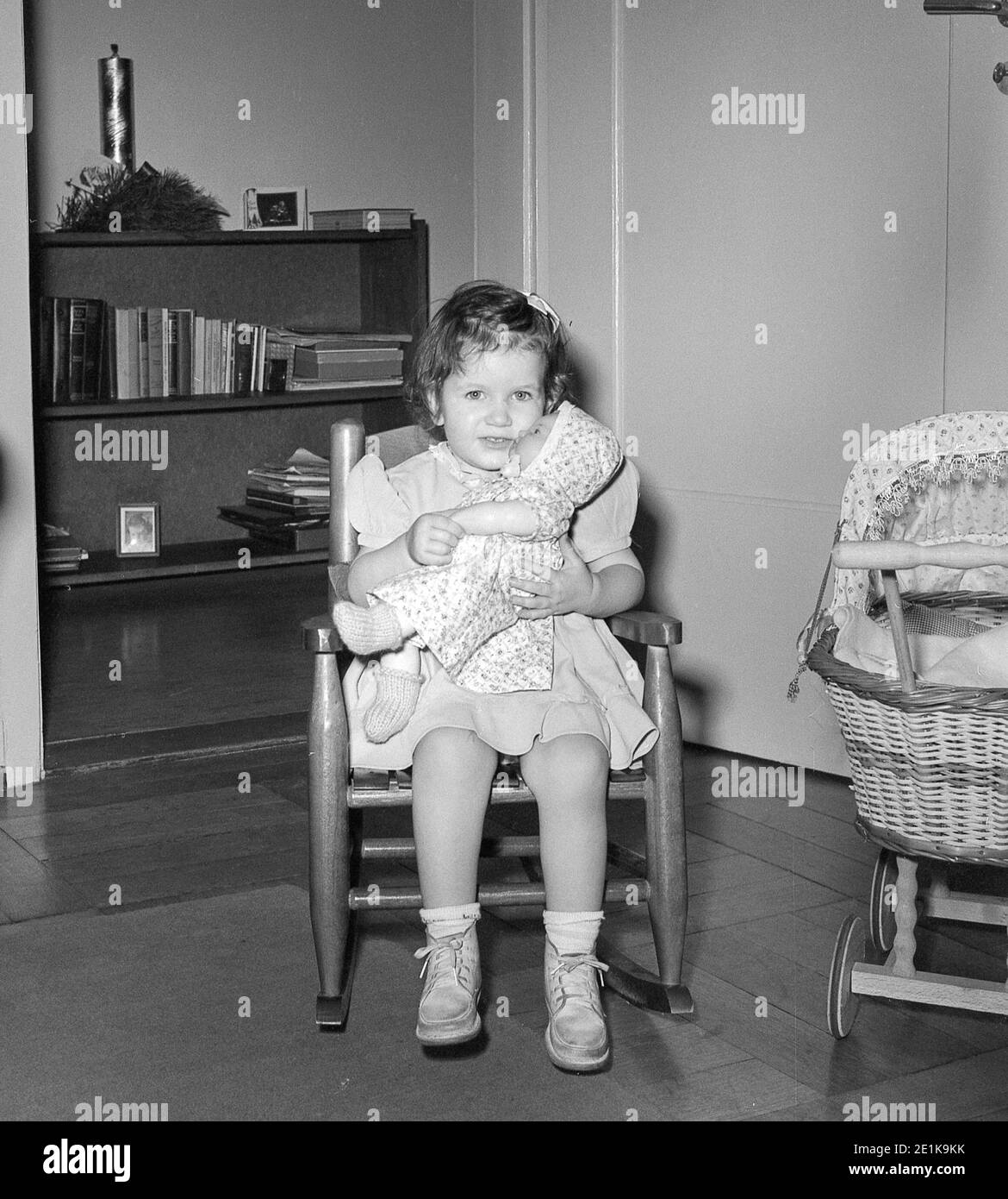 Baby pram 1950s hi-res stock photography and images - Alamy