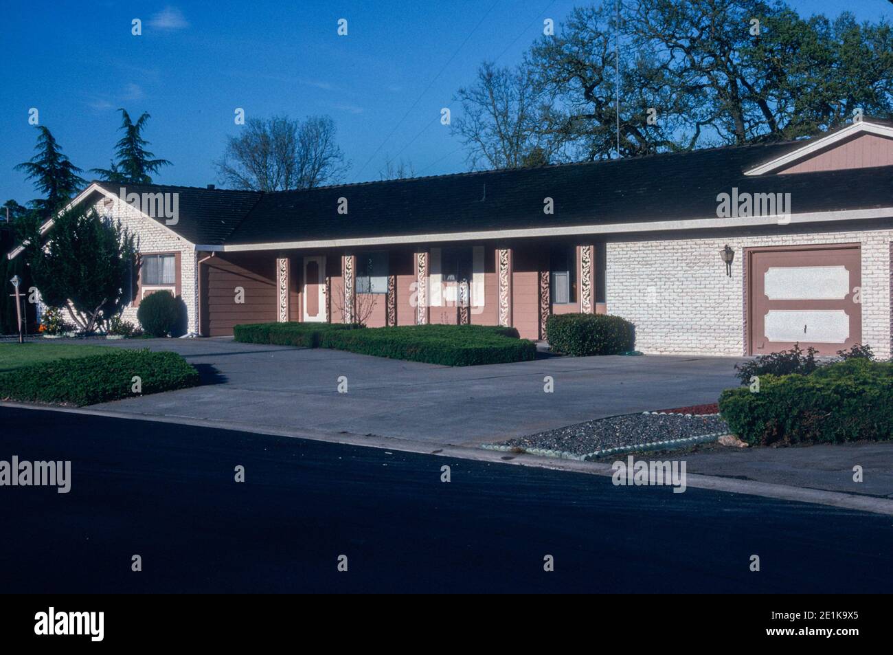 Suburb 1960s hi-res stock photography and images - Alamy