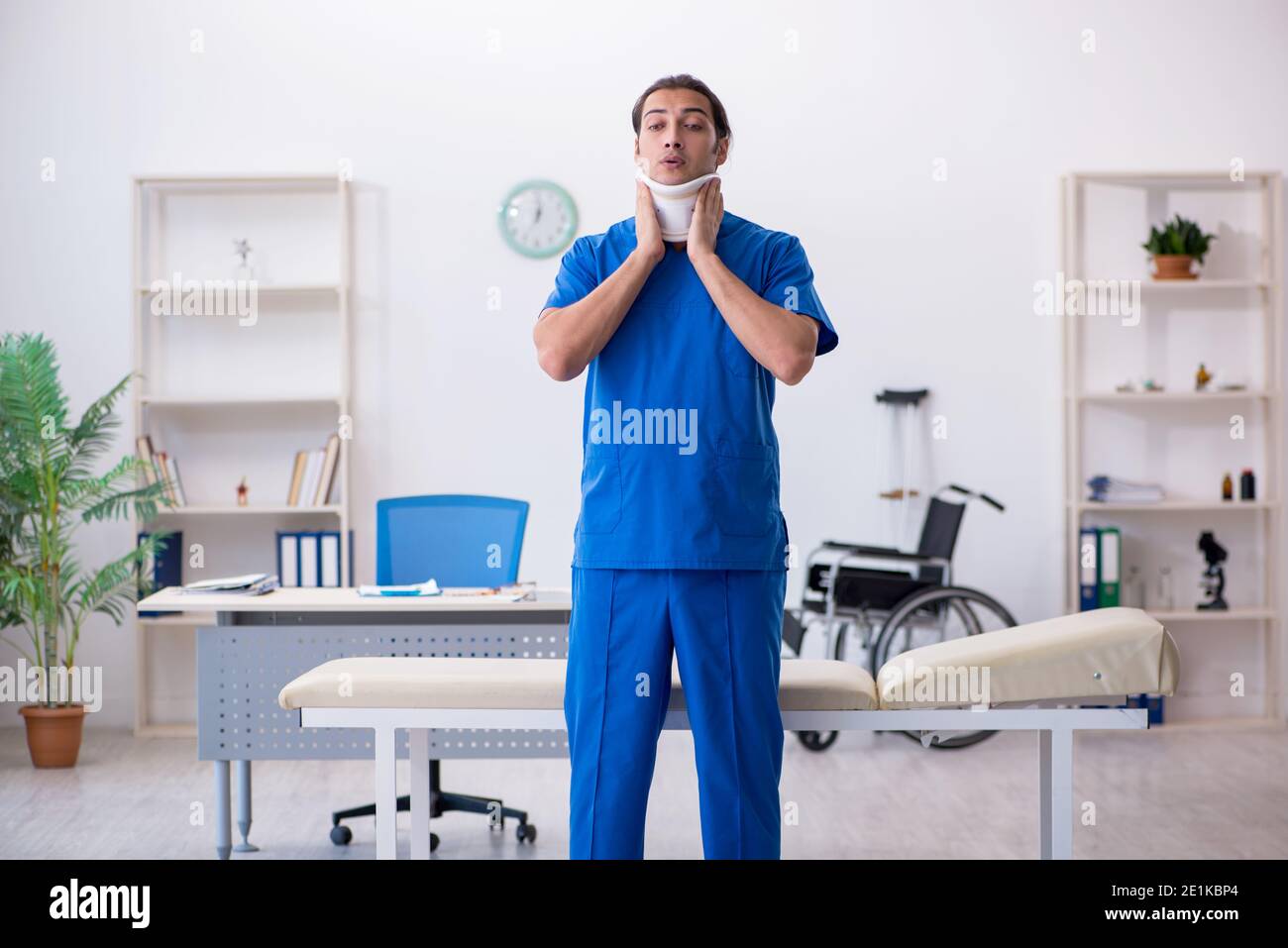 Young doctor demonstrating the neck brace Stock Photo - Alamy