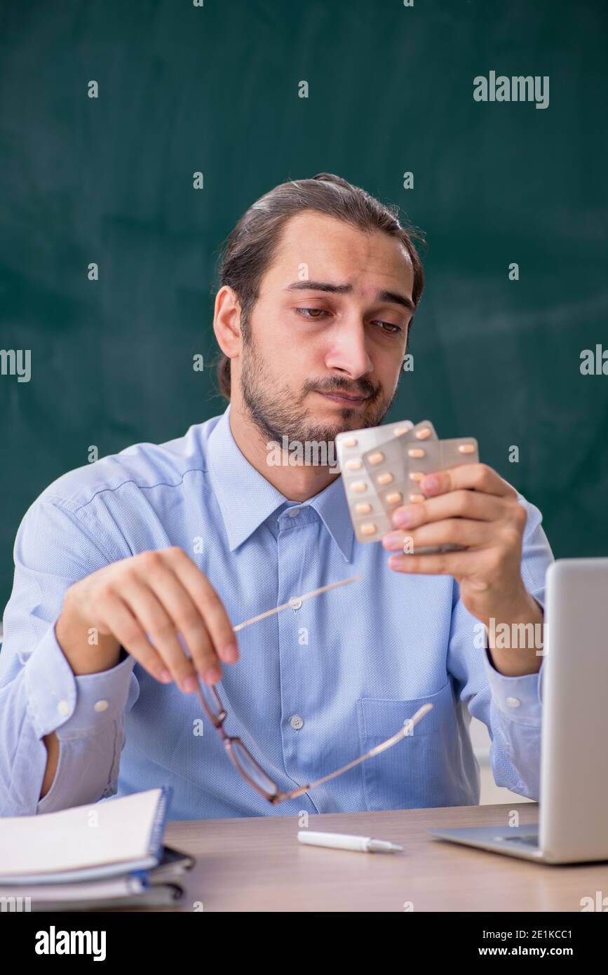 Student unwell classroom hi-res stock photography and images - Alamy