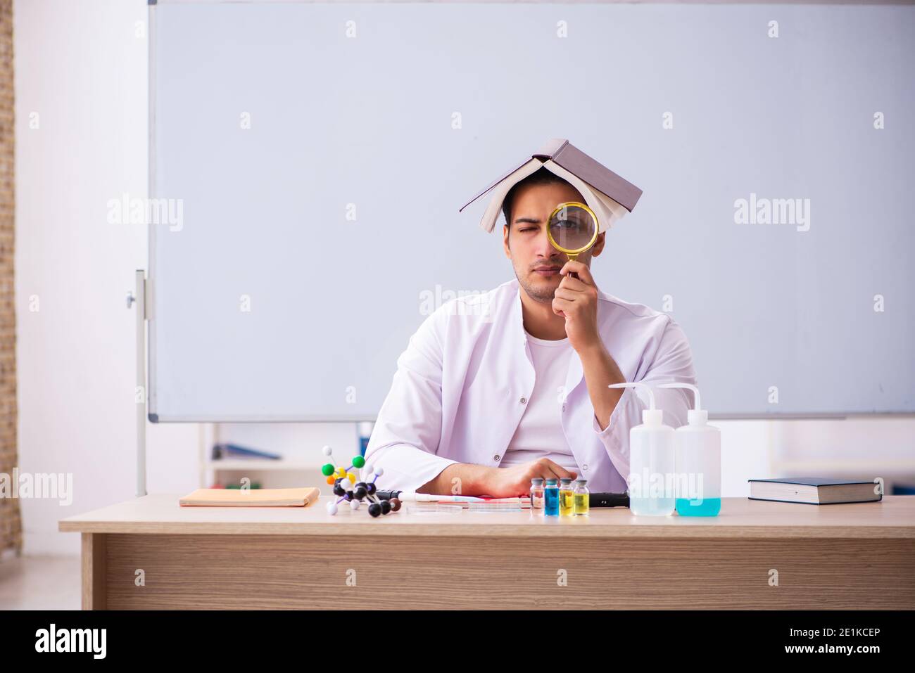 Young chemistry teacher in the classroom Stock Photo - Alamy