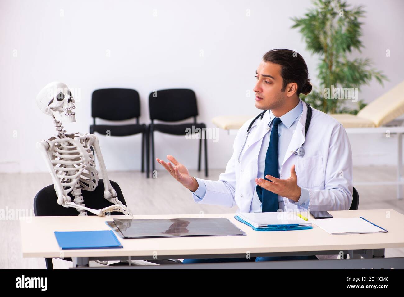 Doctor discussing bones disease hi-res stock photography and images - Alamy