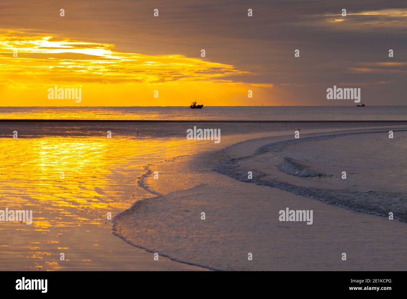 Reflection on beach hi-res stock photography and images - Alamy