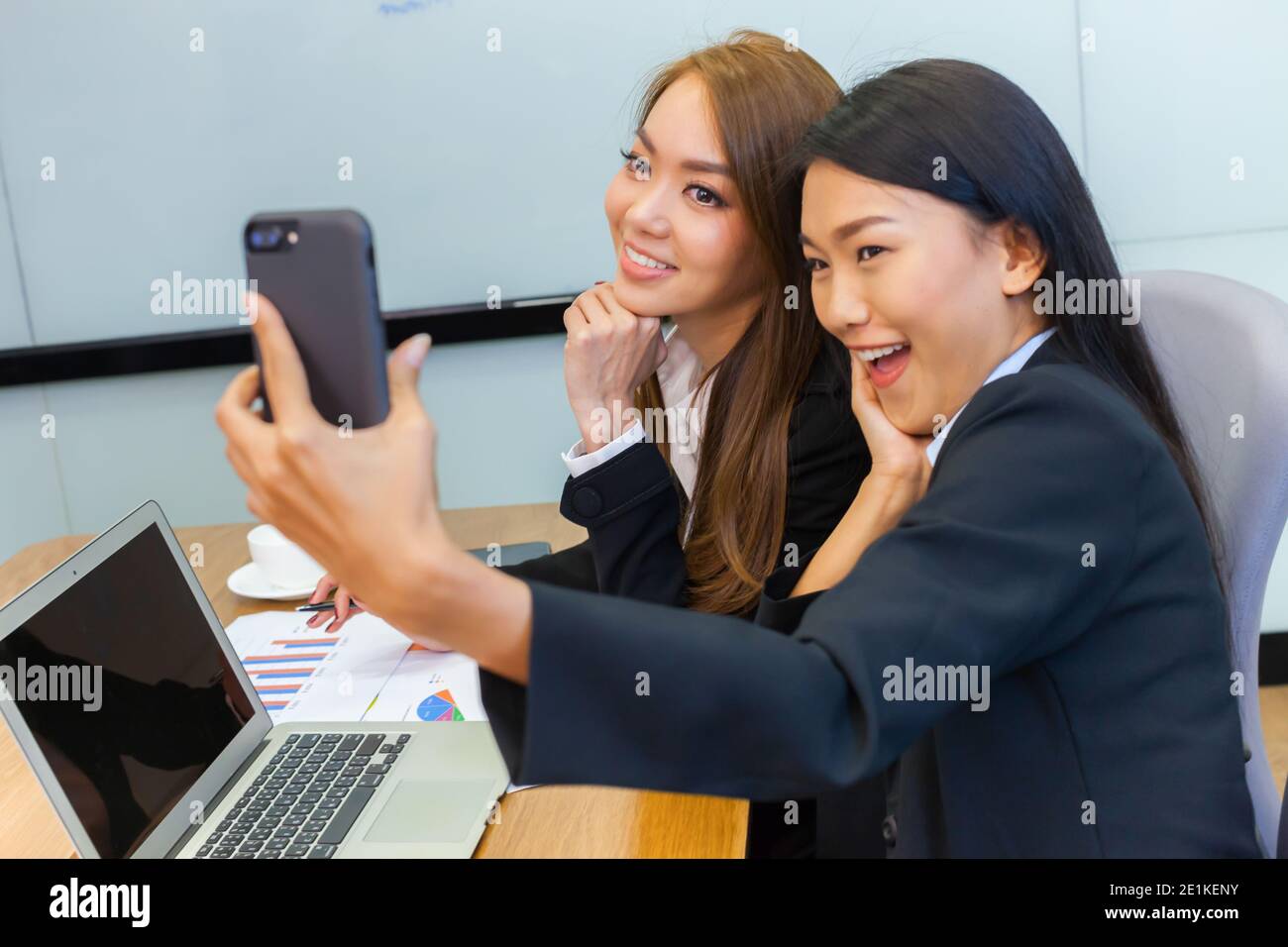 Use mobile phone in meeting hi-res stock photography and images - Alamy