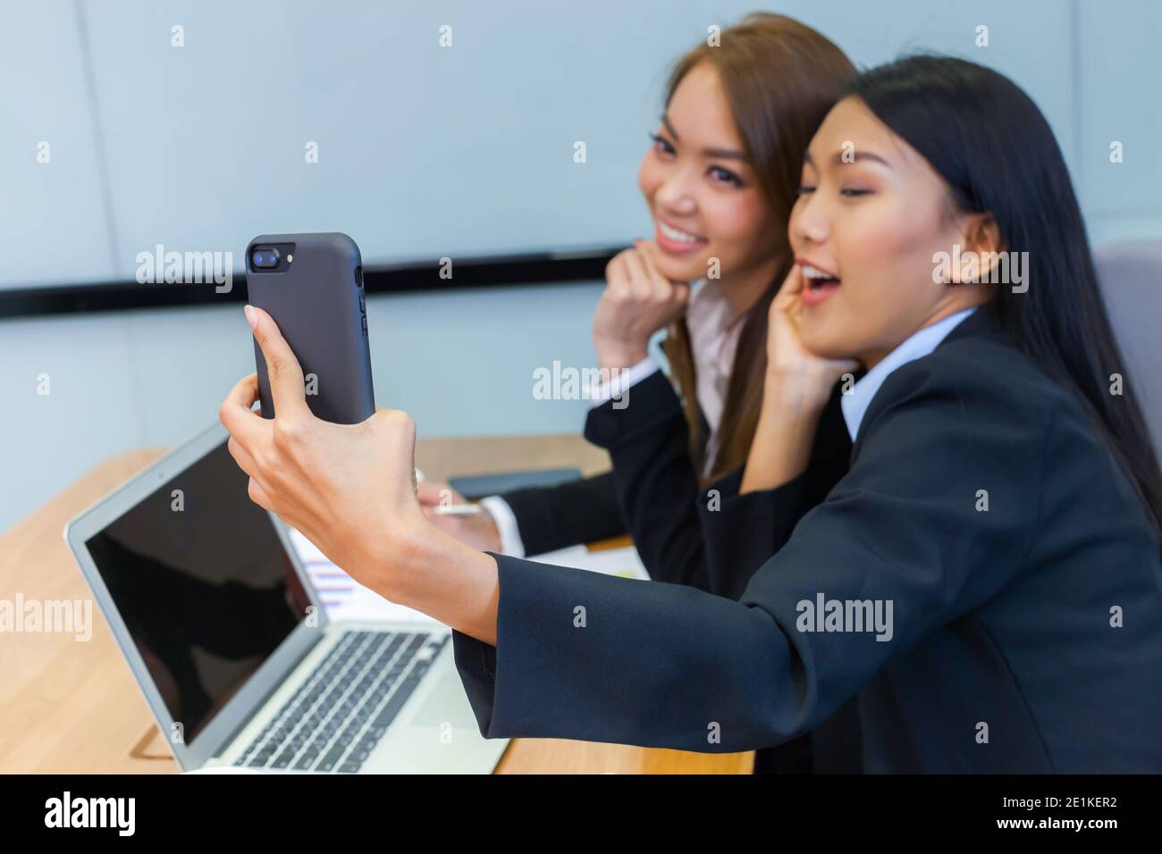 Use mobile phone in meeting hi-res stock photography and images - Alamy