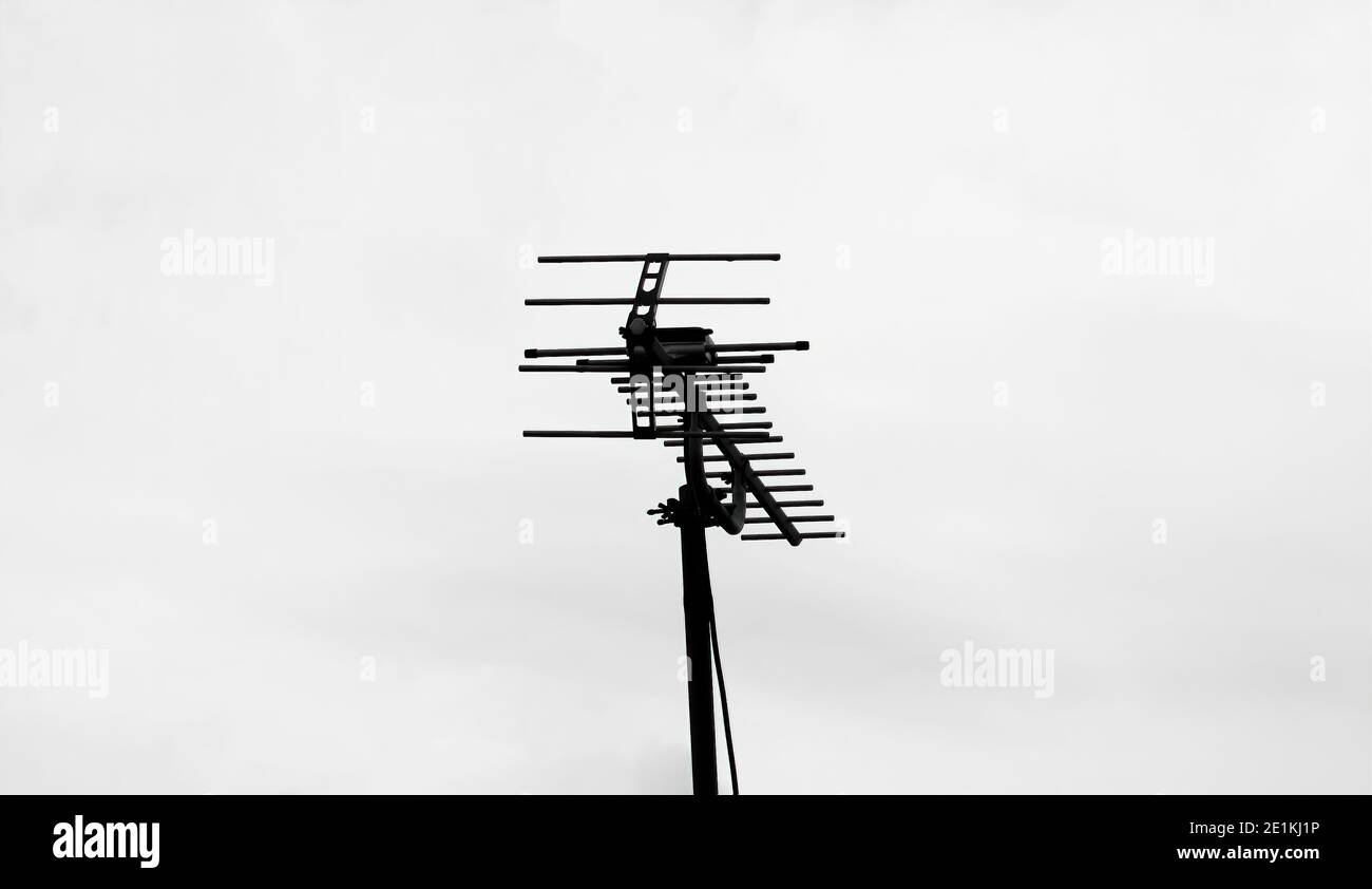 Singular TV antenna, from the golden days of the TV era Stock Photo - Alamy