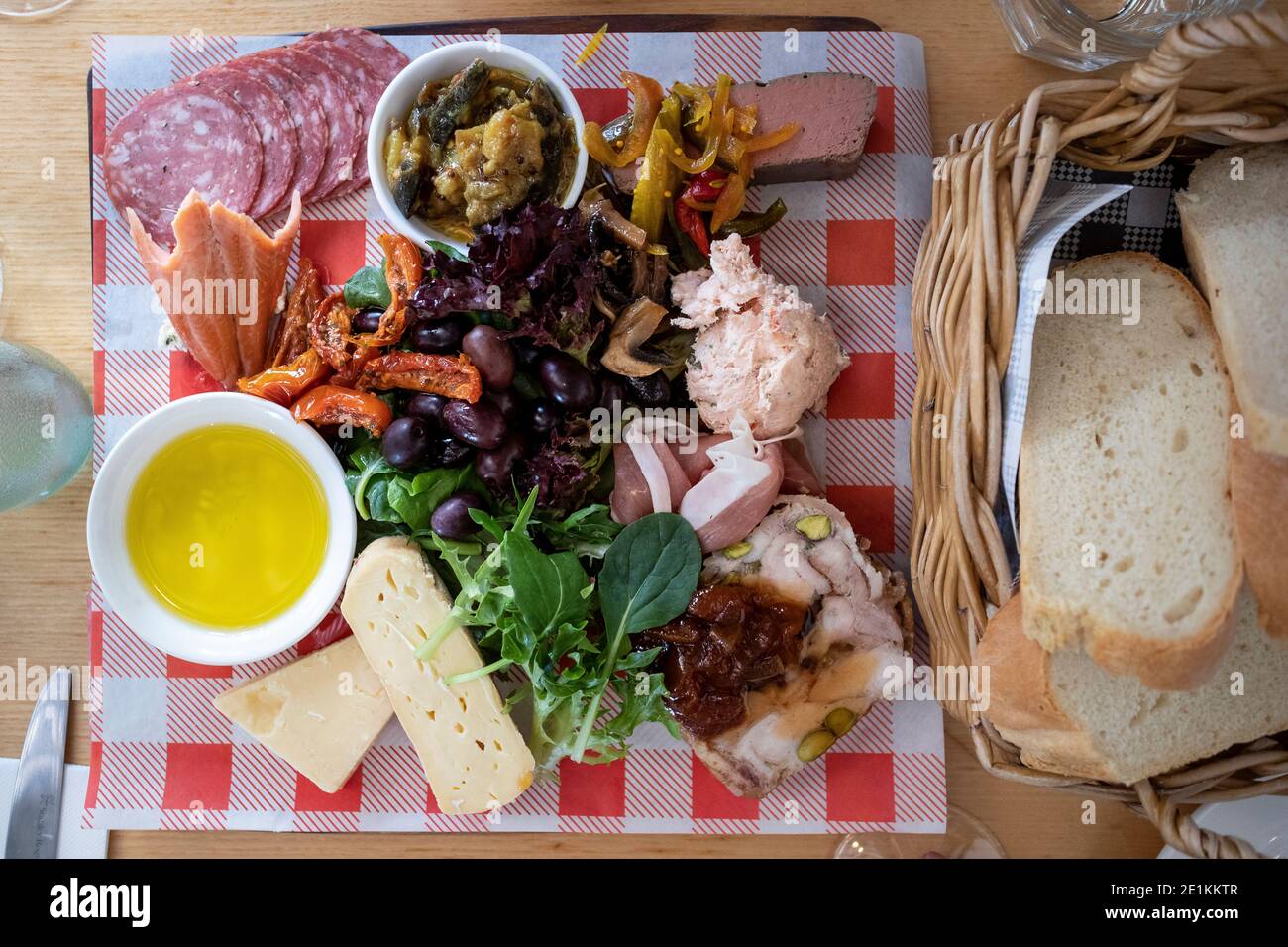 Overhead piece platter restaurant rustic slice hi-res stock photography ...
