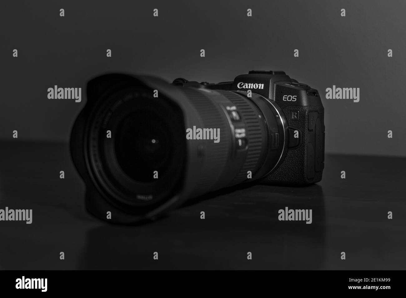 Canon mirrorless camera hi-res stock photography and images - Alamy