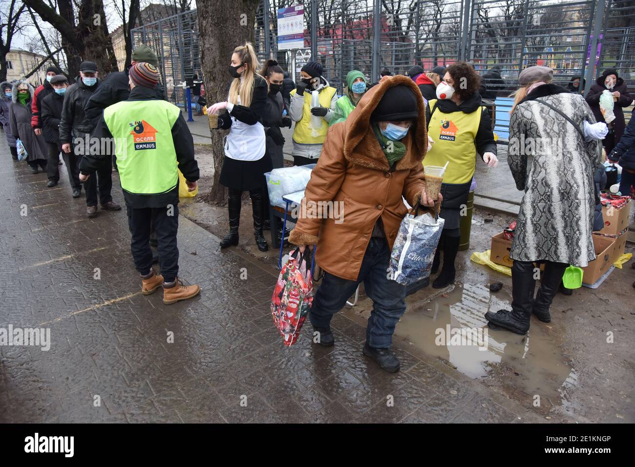 Free food distribution point hi-res stock photography and images - Alamy