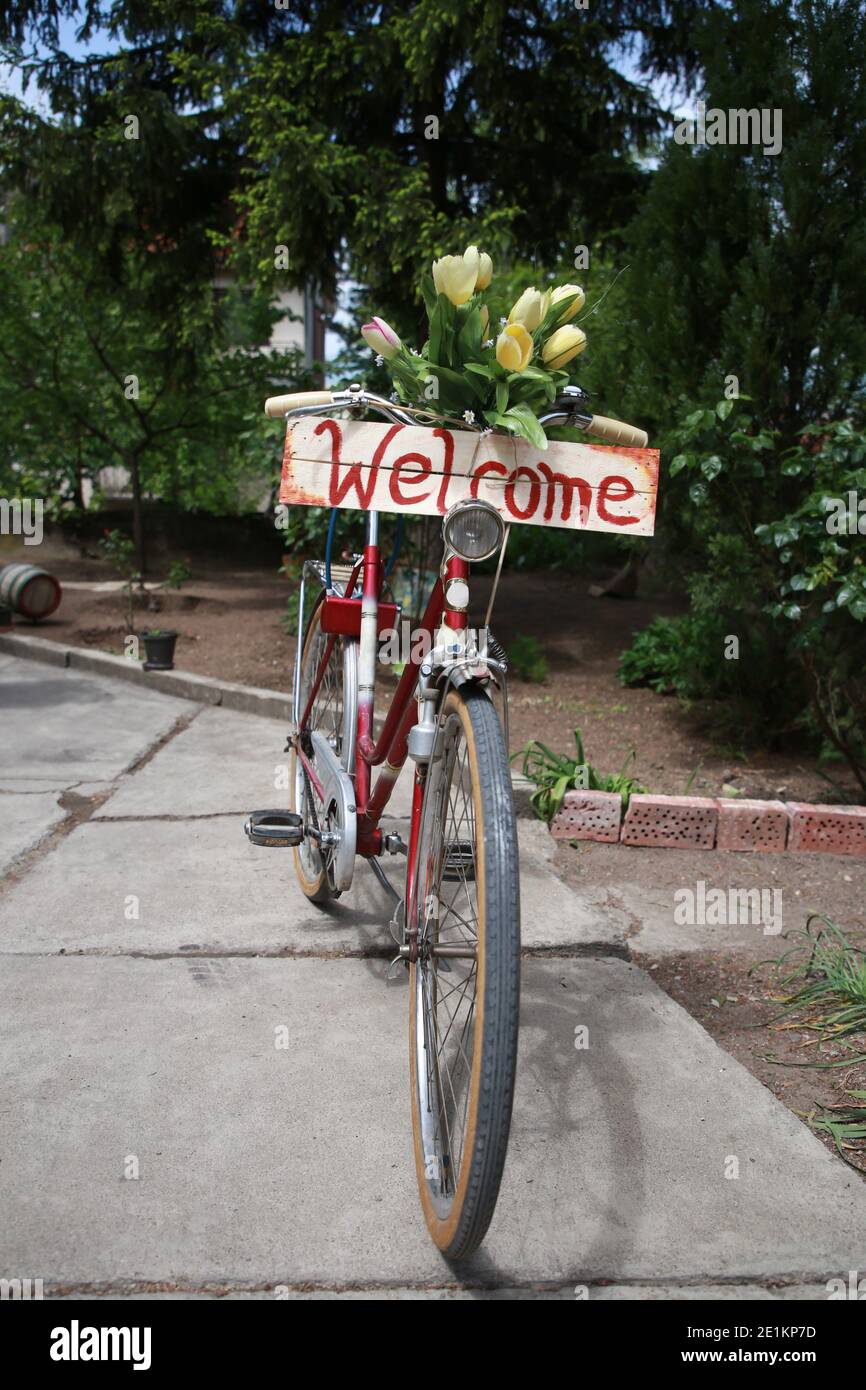 Bicycle garden welcome sign hi-res stock photography and images - Alamy
