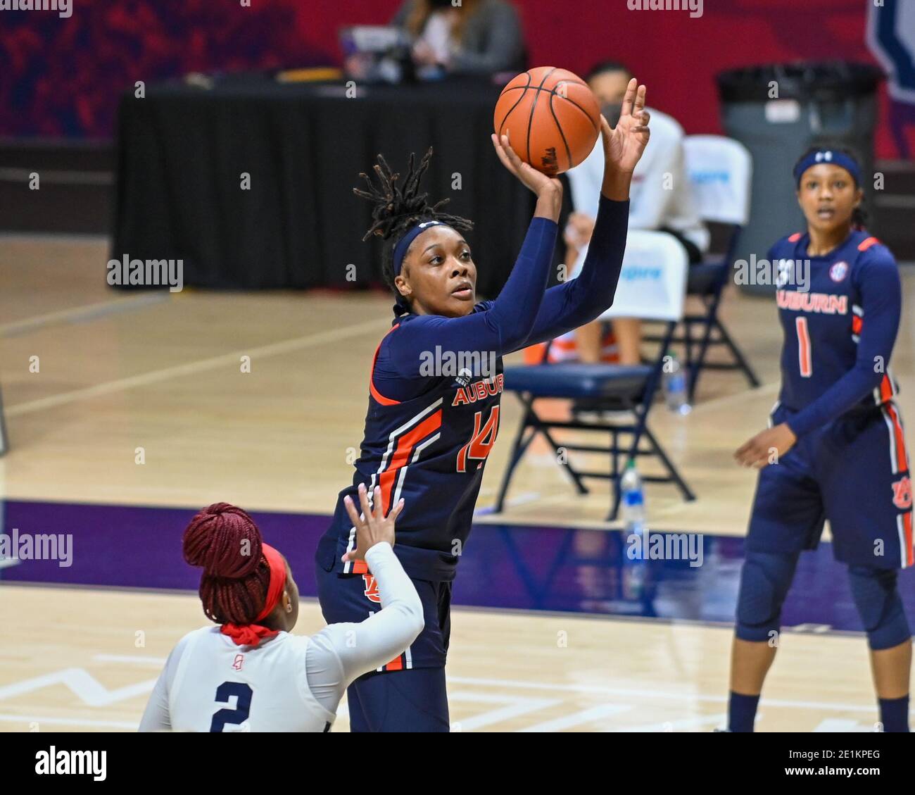 Women's pro basketball and jump hi-res stock photography and images - Alamy