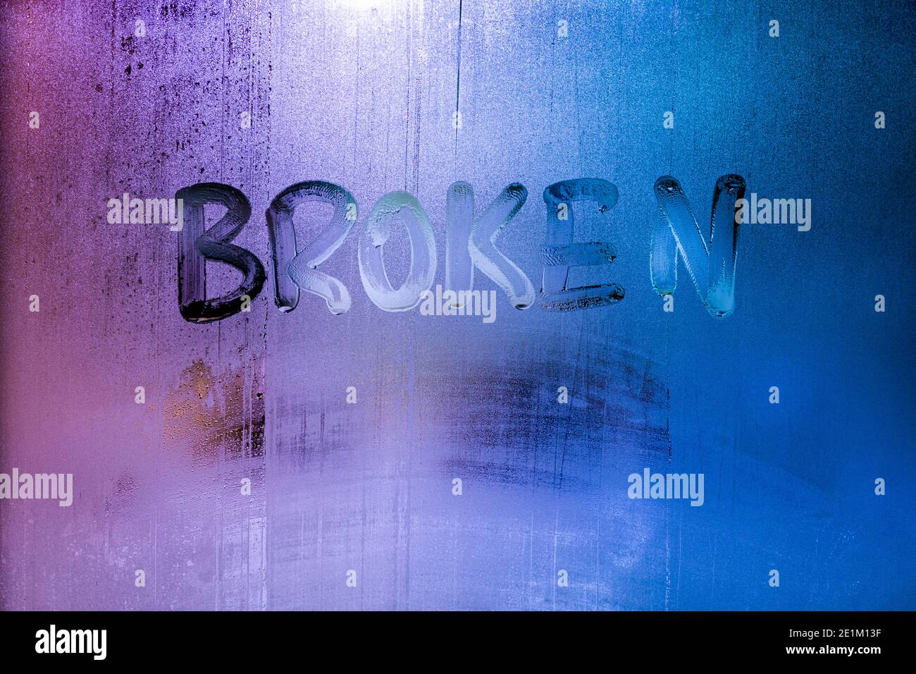 the word broken handwritten on wet window glass Stock Photo - Alamy